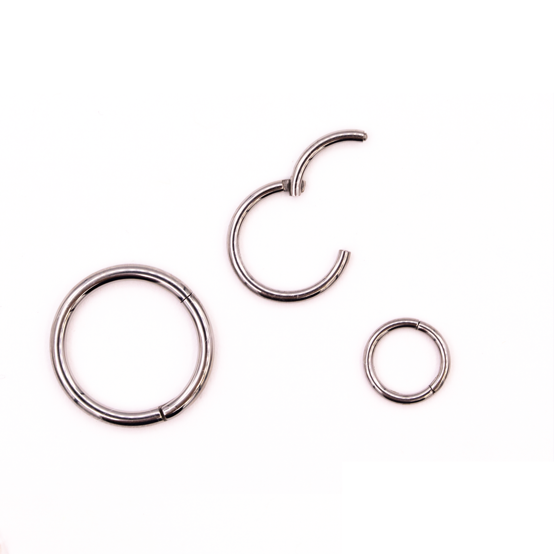 Basic clicker/hinge ring in titanium, 12g – Piercing Experience