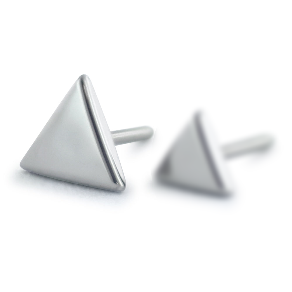 Threadless triangle end in titanium 4mm – Piercing Experience